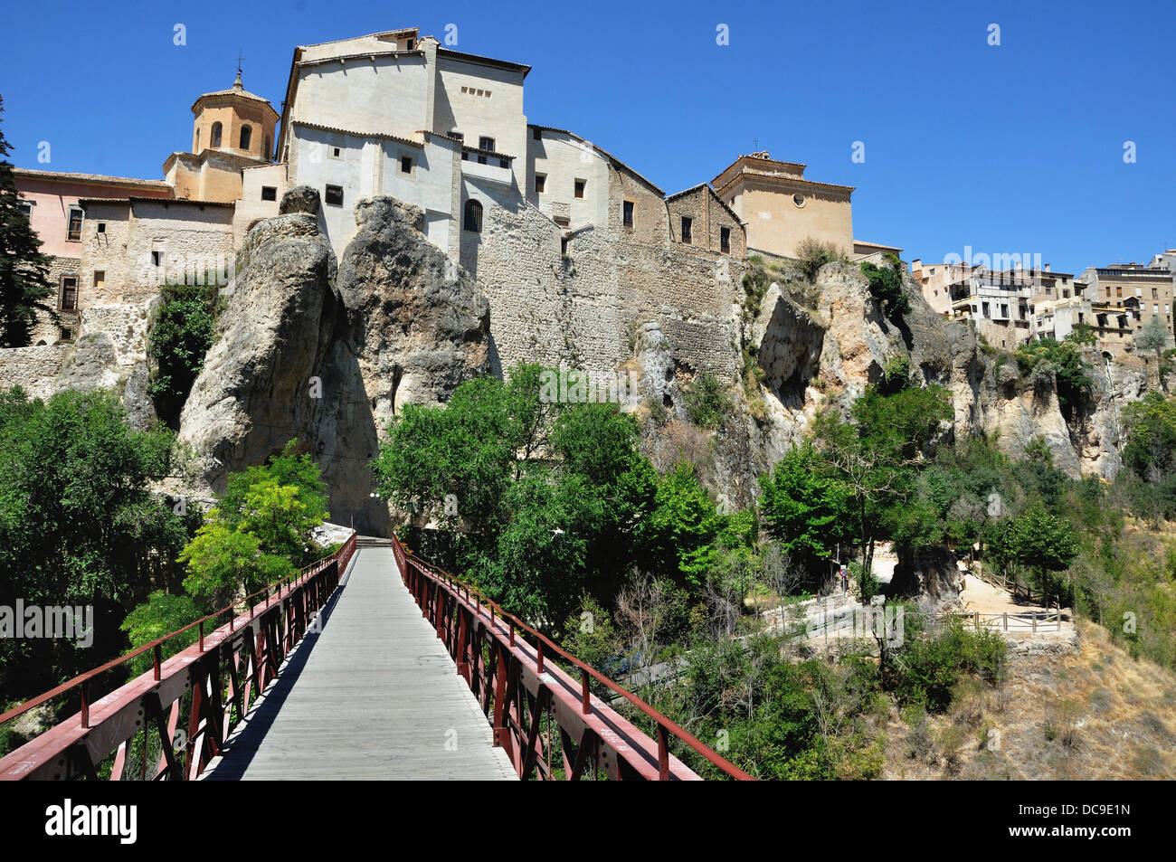 Città vecchia di Cuenca, Spagna con alberi, la montagna e la bellissima ...