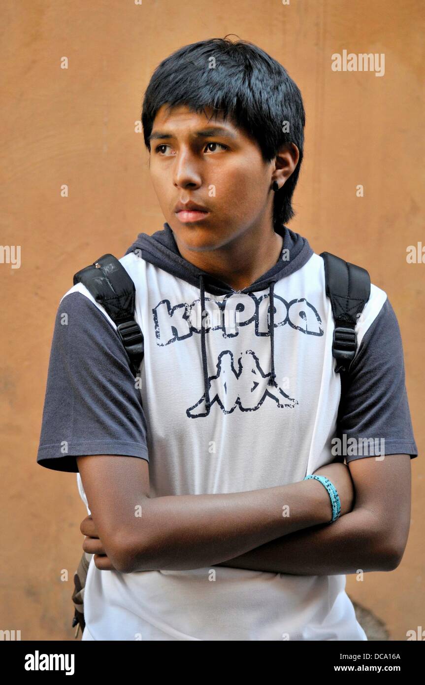 Ragazzo 18 anni immagini e fotografie stock ad alta risoluzione - Alamy