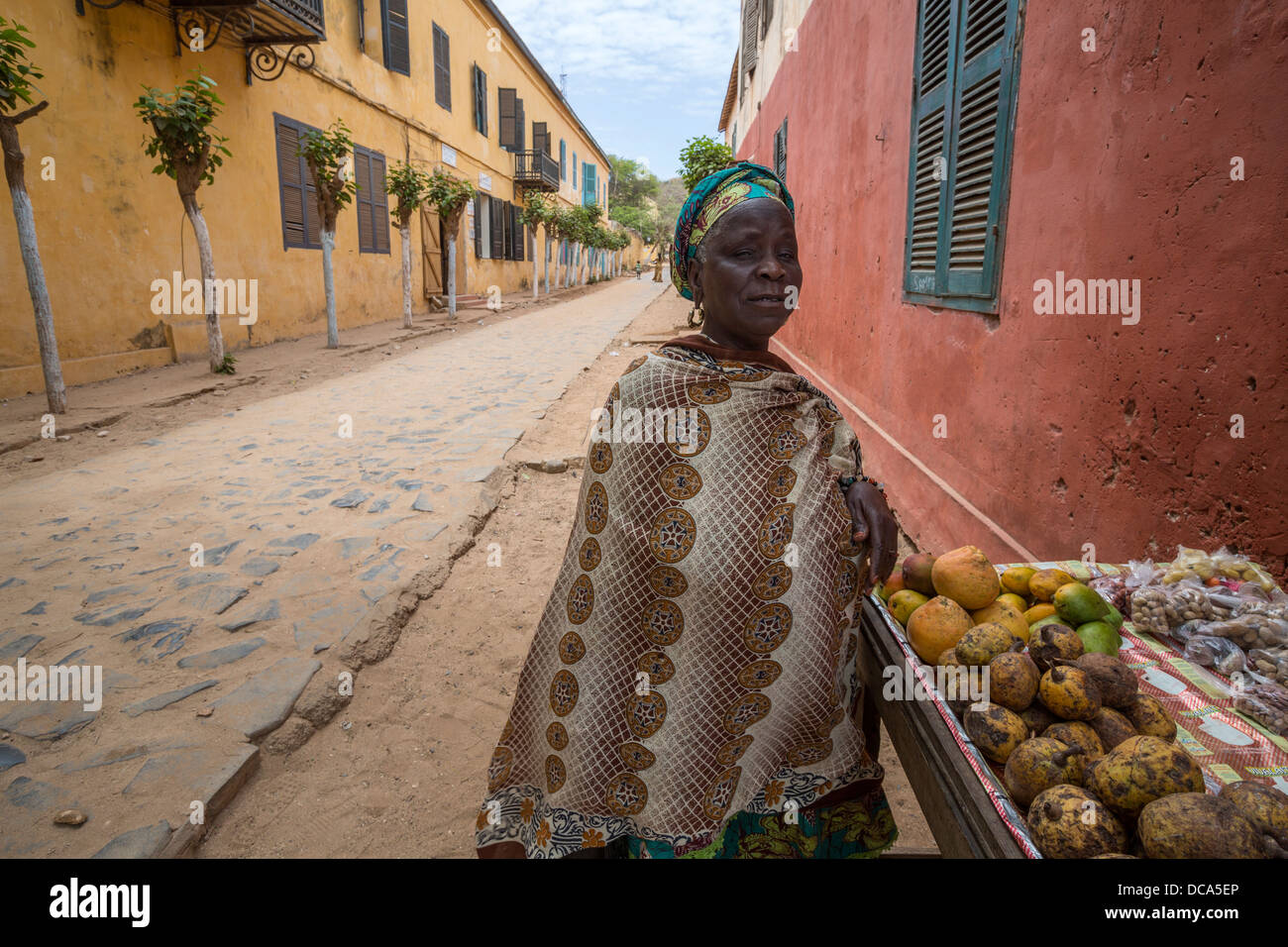 Donna venditrice che vende frutta immagini e fotografie stock ad alta ...