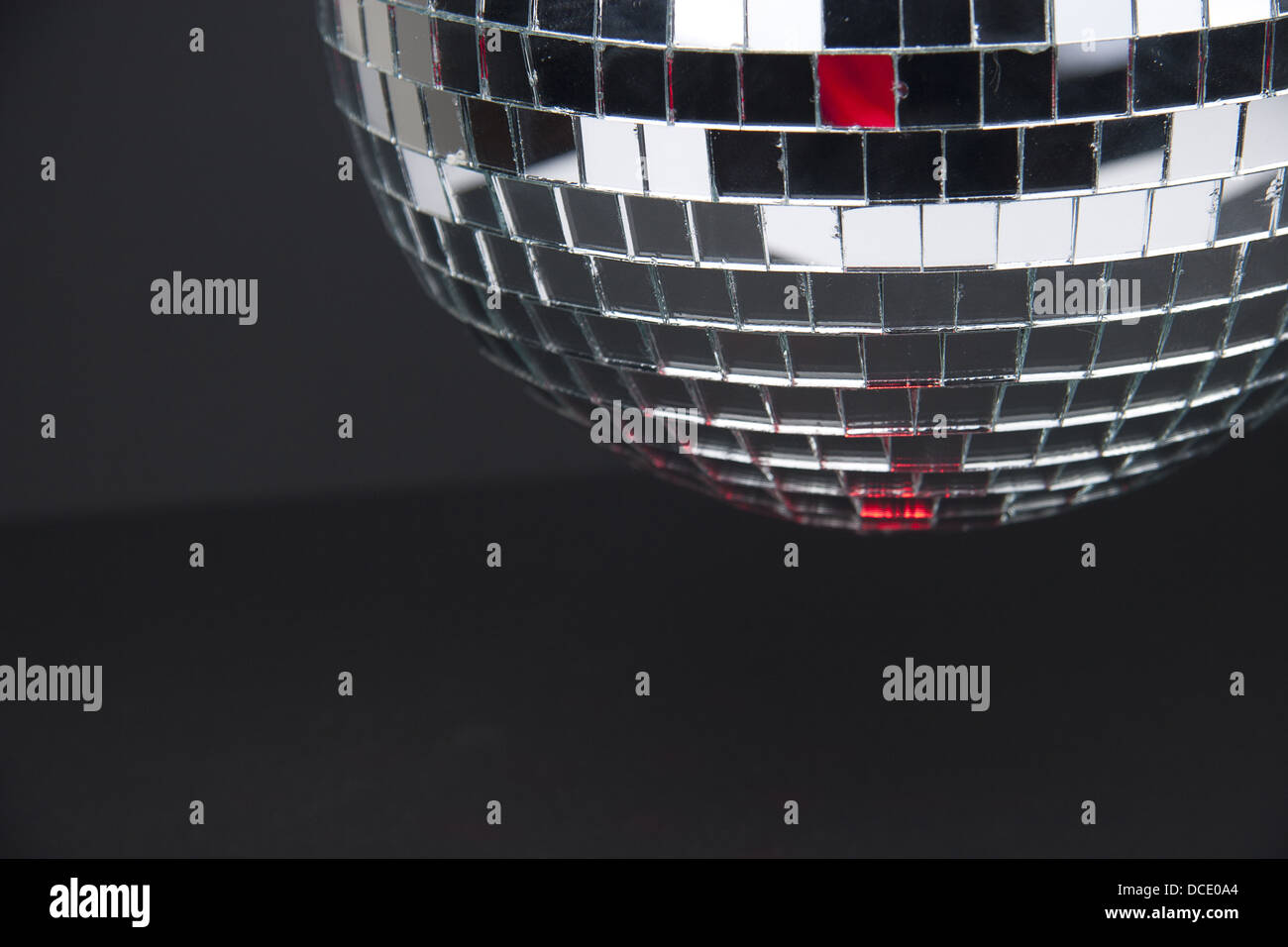 Palla da discoteca di vetro immagini e fotografie stock ad alta ...