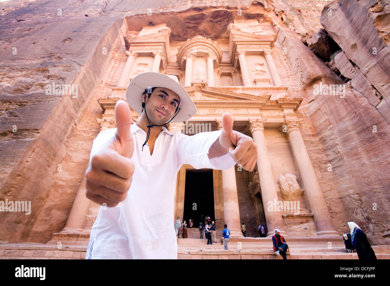 L uomo dando Pollice alzato in piedi da Al Khazneh di Petra Foto stock ...