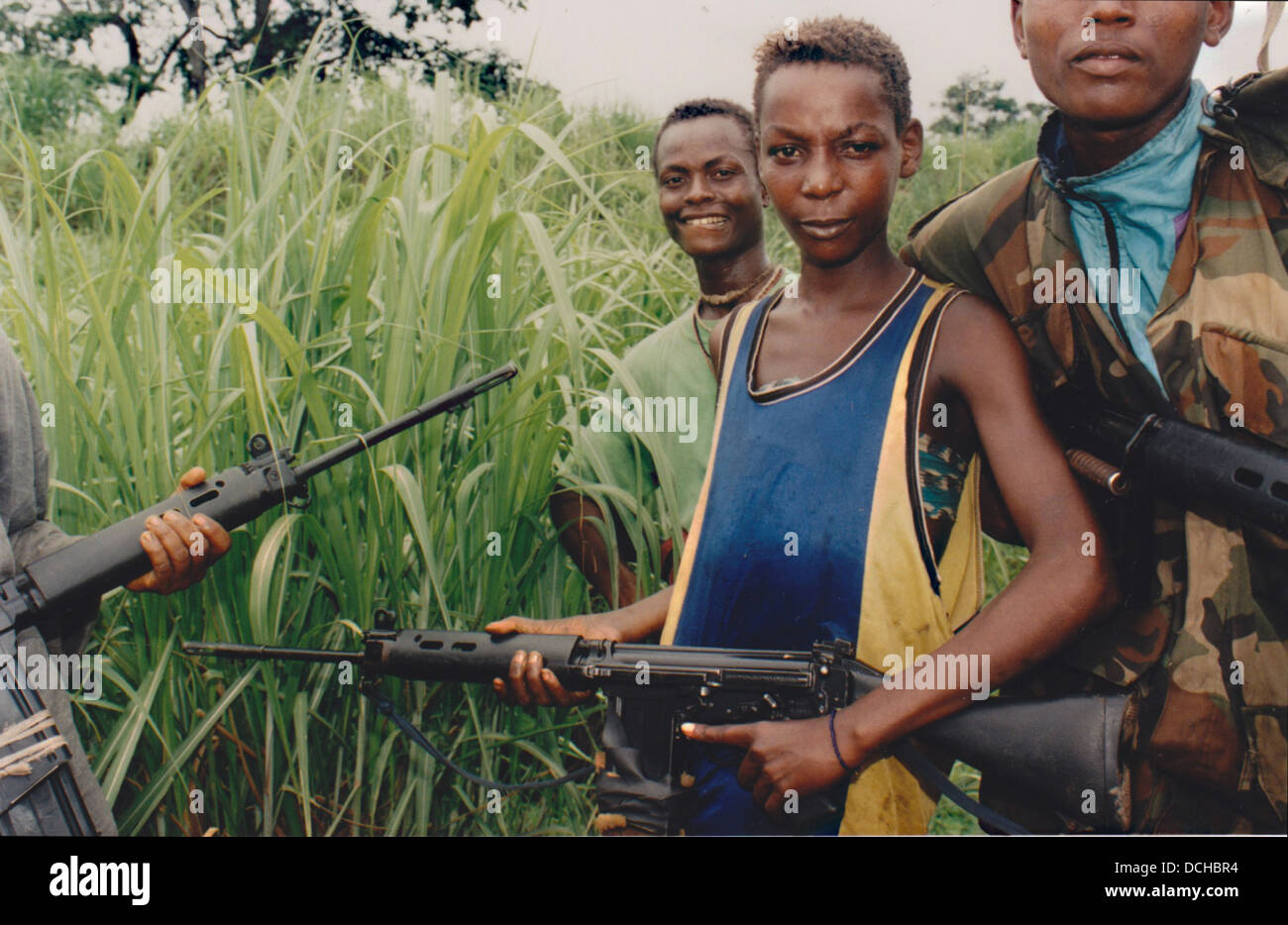 Ragazzo bambini soldato in un checkpoint sulla periferia di Freetown ...