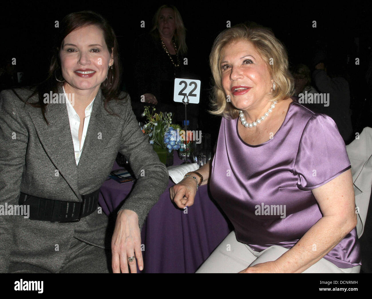 Geena davis and wallis annenberg immagini e fotografie stock ad alta ...