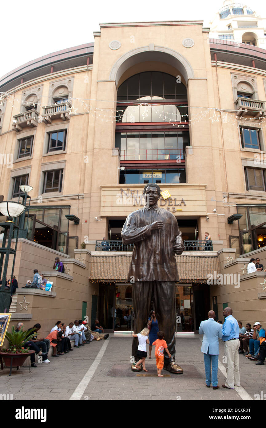 Nelson mandela square sandton city immagini e fotografie stock ad alta ...
