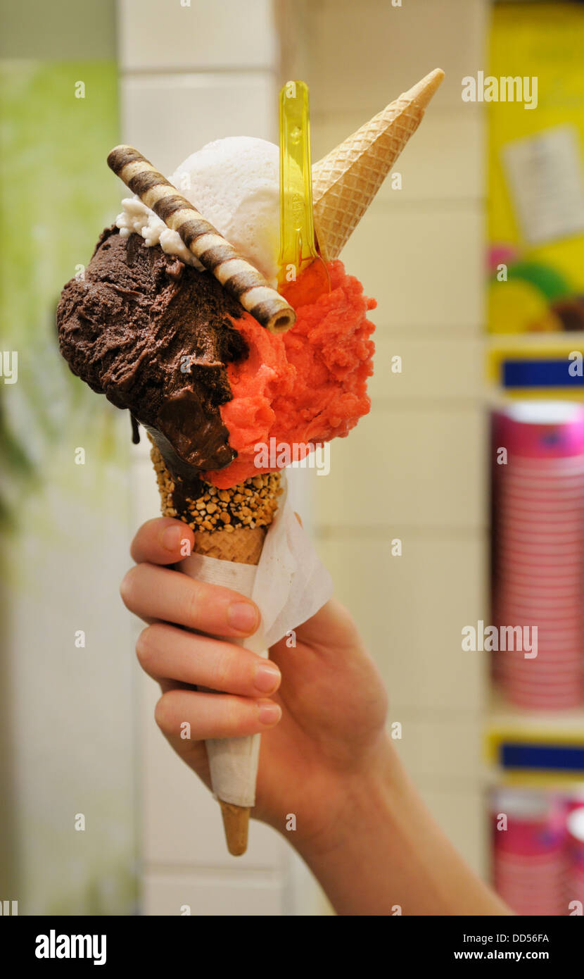 Gelato cono immagini e fotografie stock ad alta risoluzione - Alamy