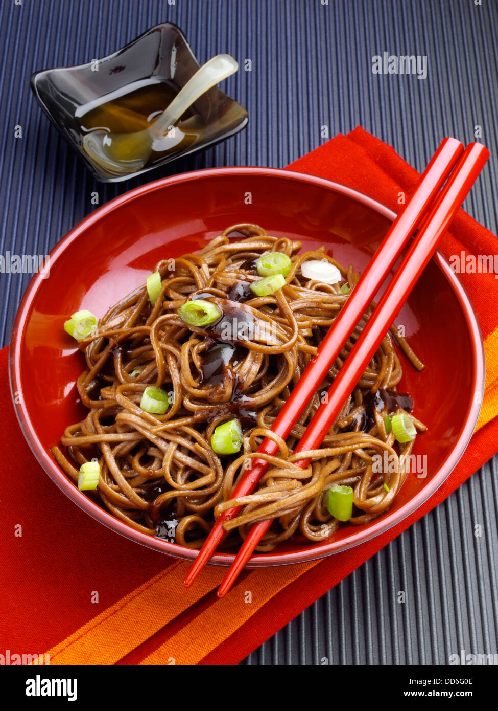 Spaghetti giapponesi soba freddi piccanti immagini e fotografie stock ...