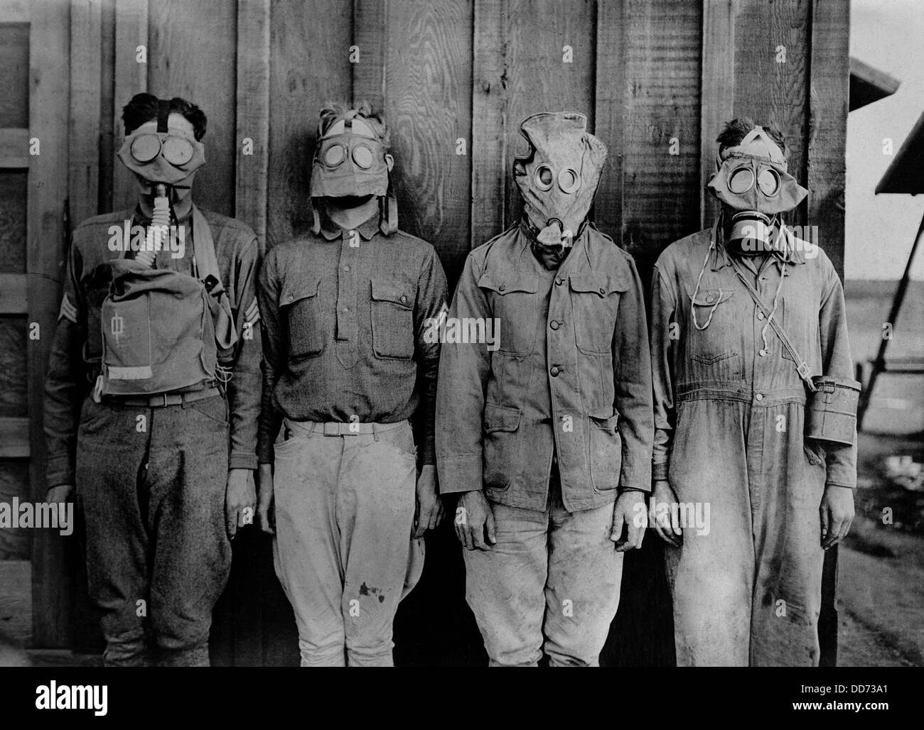 Soldiers wearing ww1 gas masks immagini e fotografie stock ad alta ...