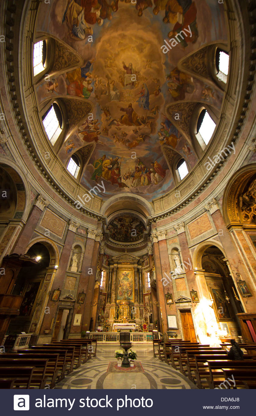 Interno di San Giacomo ha un bel piano ellittico e affresco con ...