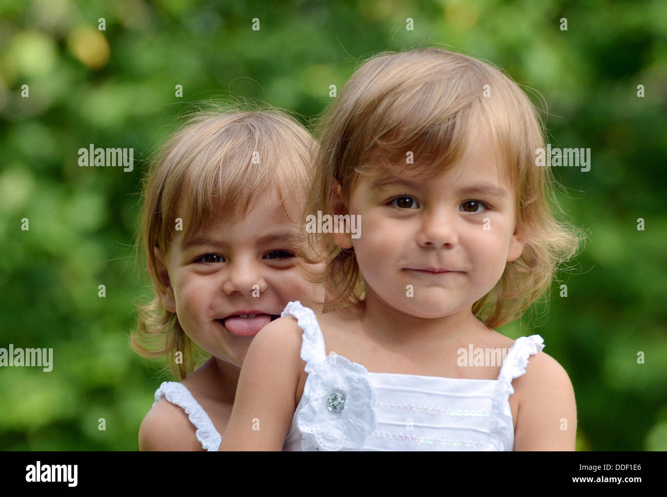 Gemelli monozigoti immagini e fotografie stock ad alta risoluzione - Alamy