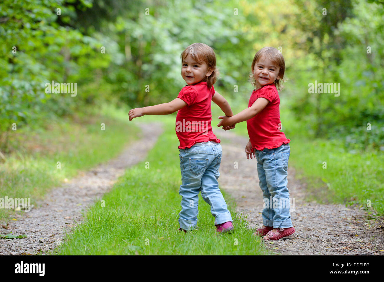 Gemelli monozigoti immagini e fotografie stock ad alta risoluzione - Alamy