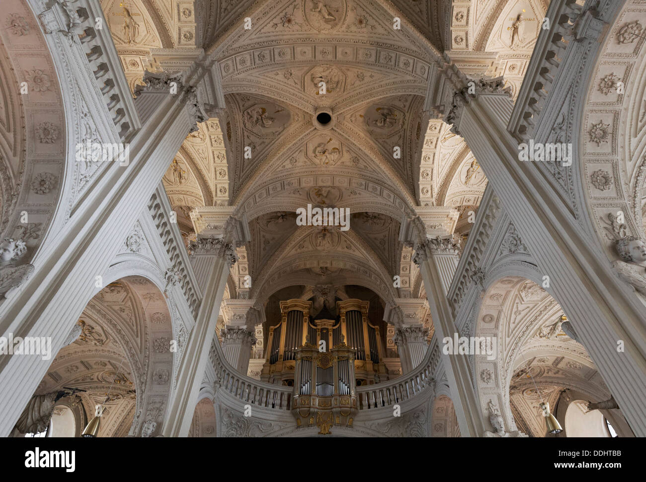 Chiesa a navata immagini e fotografie stock ad alta risoluzione - Alamy