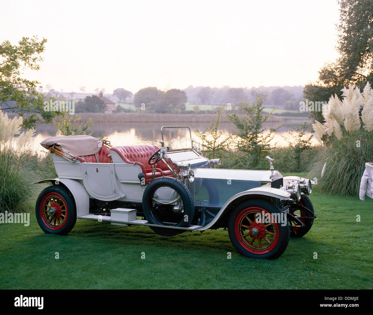 White vintage rolls royce immagini e fotografie stock ad alta ...