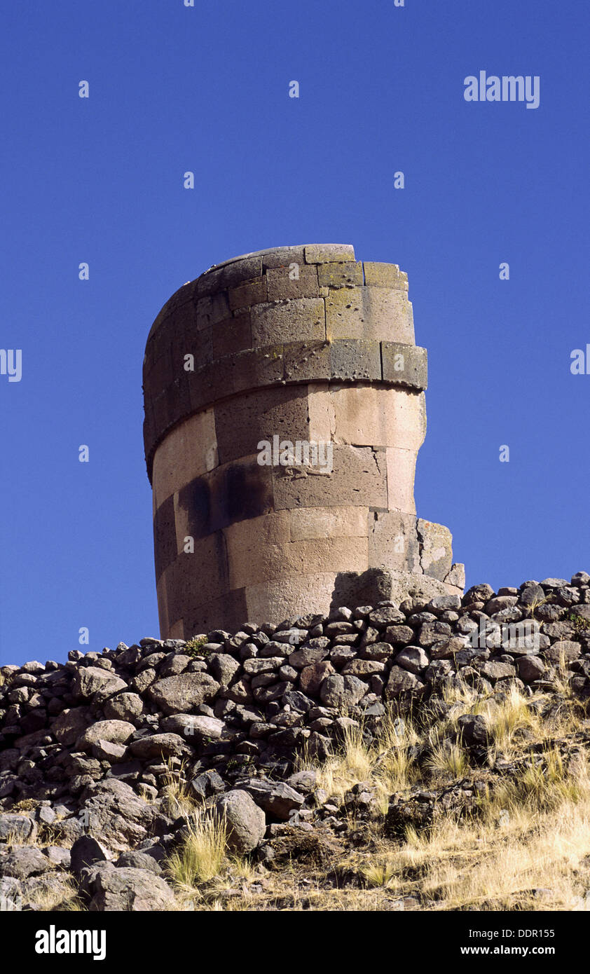 Chullpa e antica torre funeraria di aymara a sillustani immagini e ...