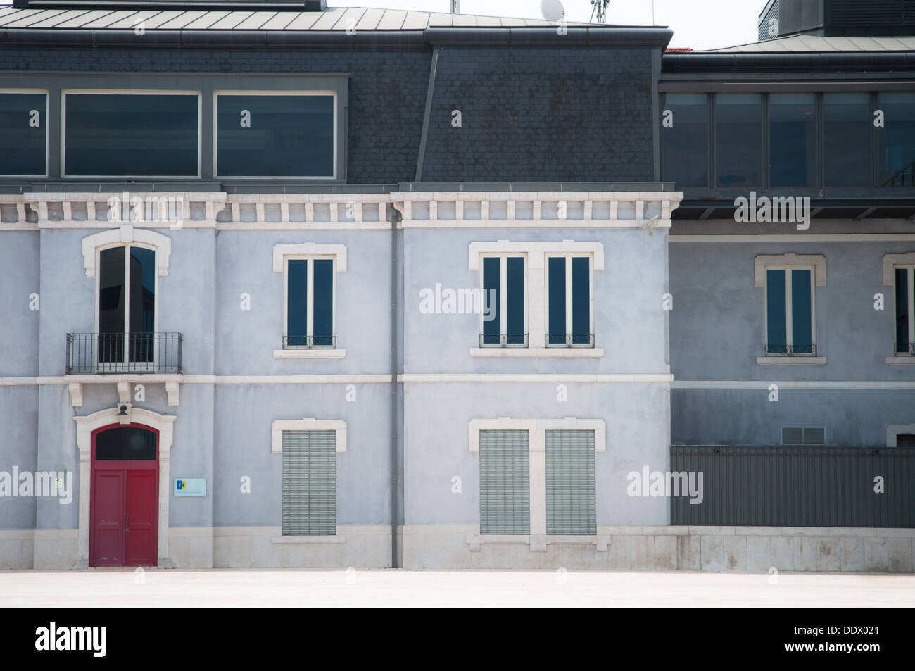 Facciata della casa con finestre e porte rosse immagini e fotografie ...