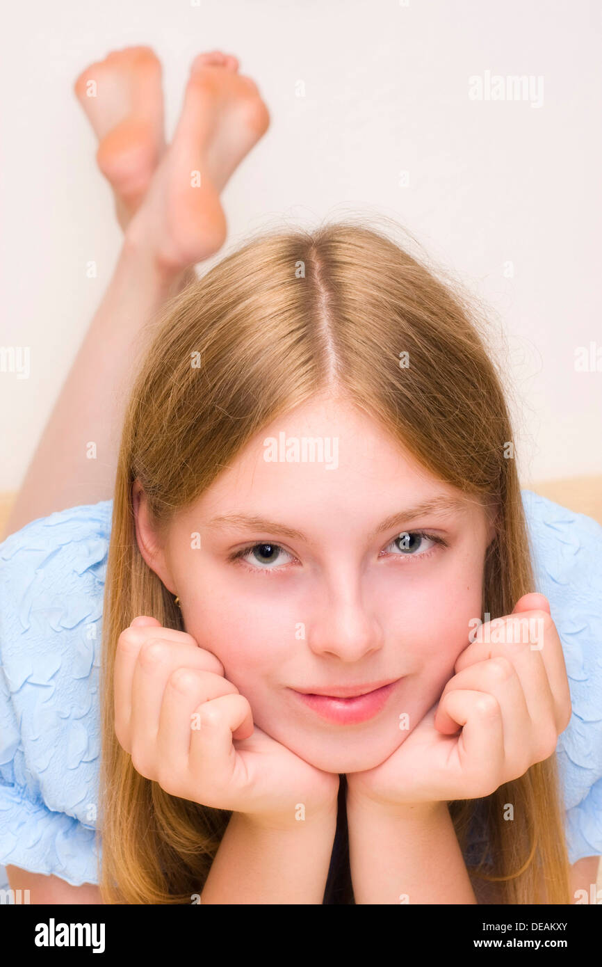 Long haired blonde girl lying on immagini e fotografie stock ad alta ...