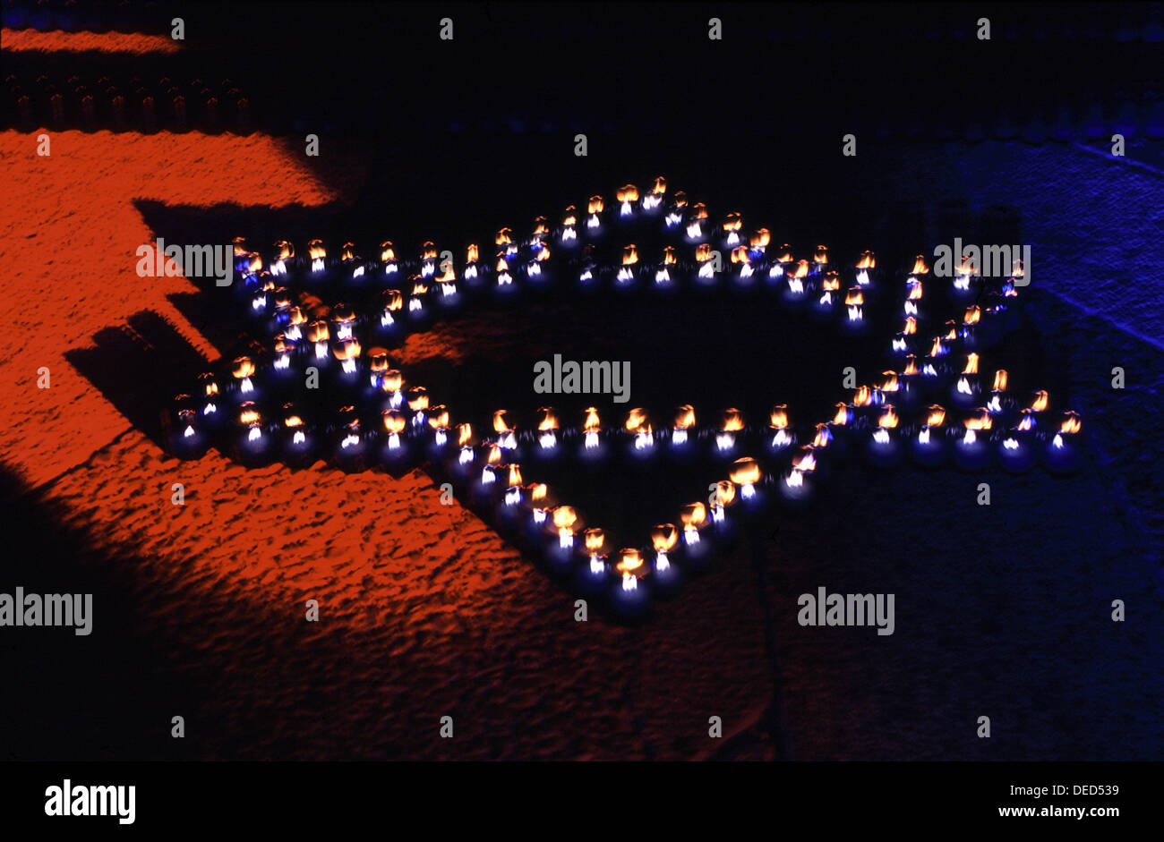 Le candele si sono accese e formano la forma della Stella di Davide ...