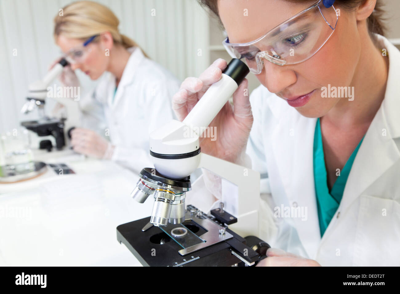 Femmina o medico ricercatore scientifico o medico usando il suo ...