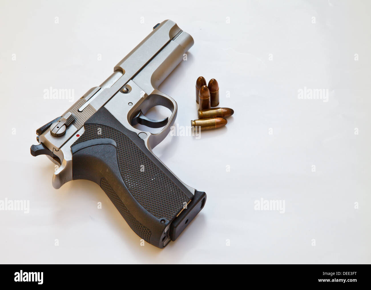 Pistola semi automatica immagini e fotografie stock ad alta risoluzione ...