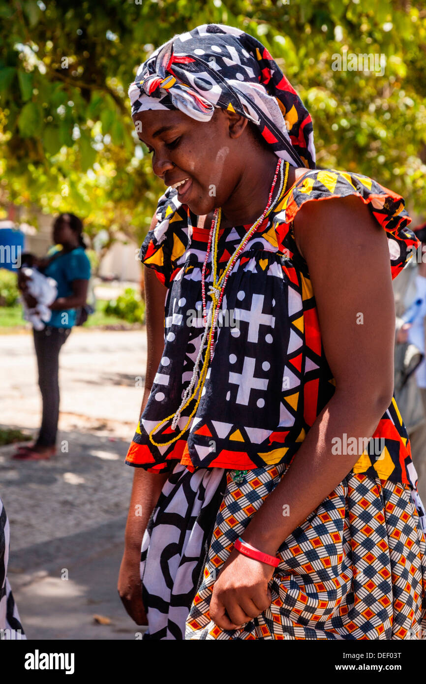 Africa, Angola, Benguela. Woman Dancing in abito tradizionale Foto ...