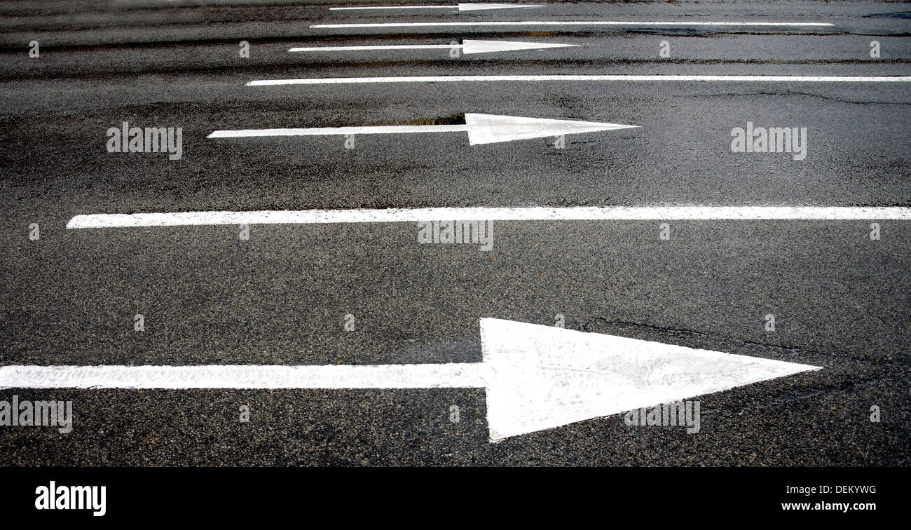 Segnaletica stradale a freccia immagini e fotografie stock ad alta ...