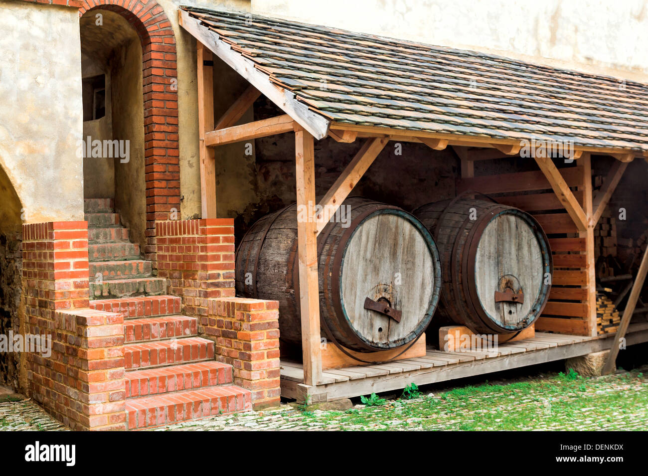 Botte di vino sotto immagini e fotografie stock ad alta risoluzione - Alamy