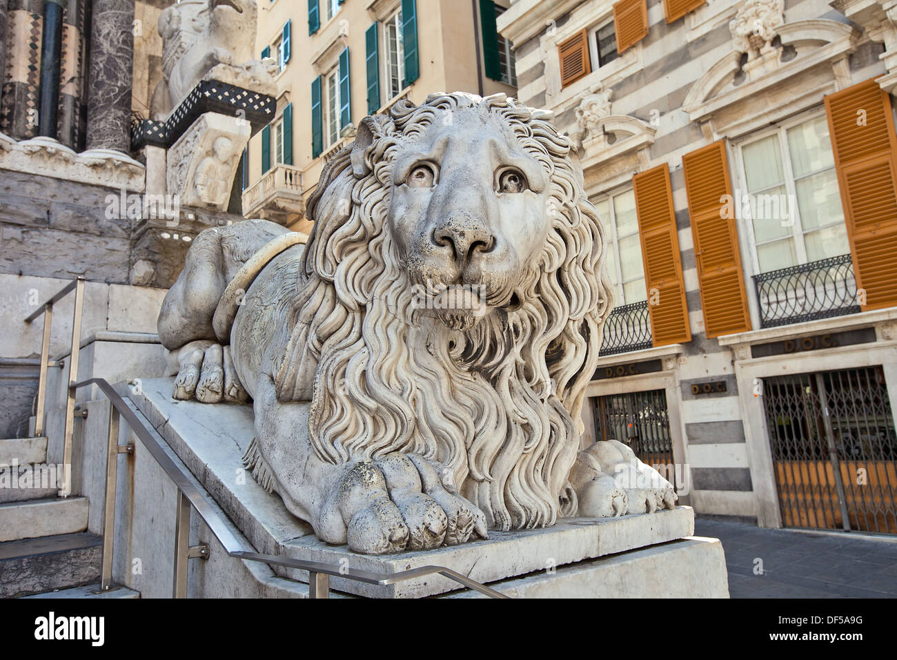 La scultura di un leone nella cattedrale di Saint Lawrence (Duomo di ...