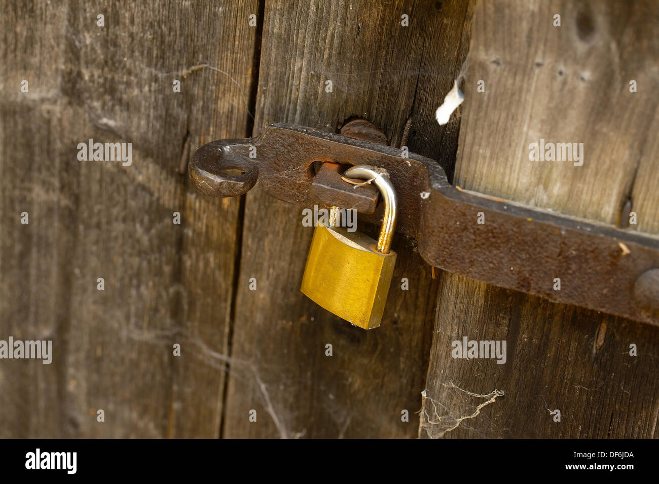 Serratura del cancello in legno immagini e fotografie stock ad alta ...