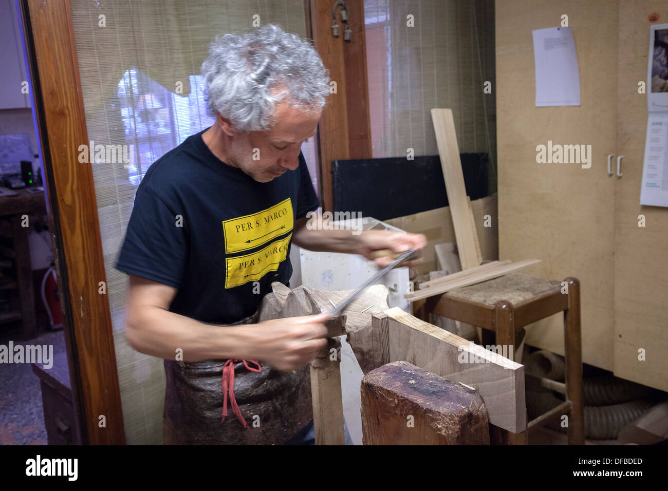Un falegname specializzato tagliando a misura un oarlock per un ...