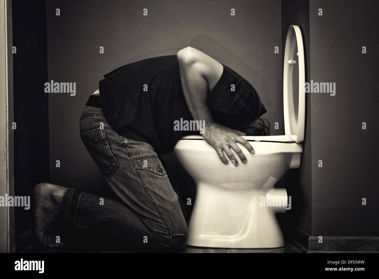 Vomiting in toilet immagini e fotografie stock ad alta risoluzione - Alamy