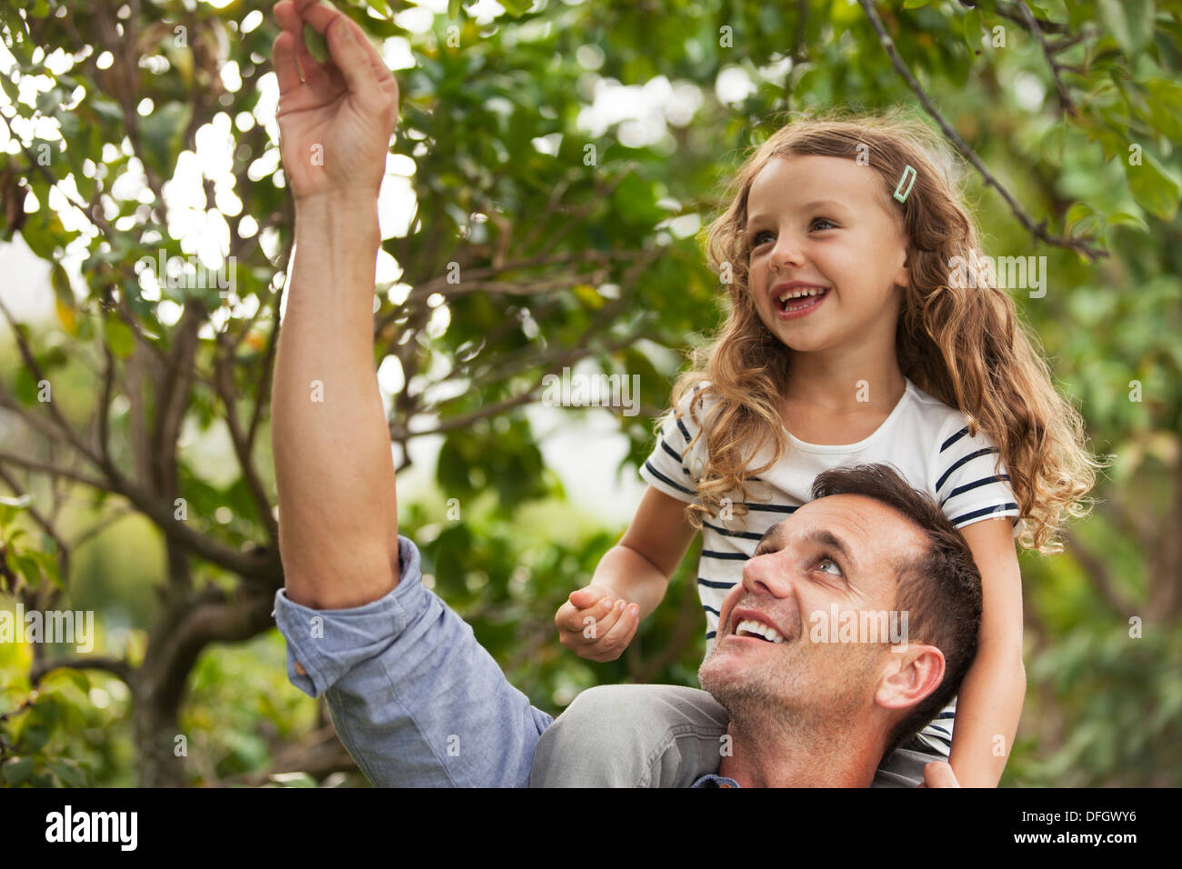 Padre che porta il figlio in braccio immagini e fotografie stock ad ...