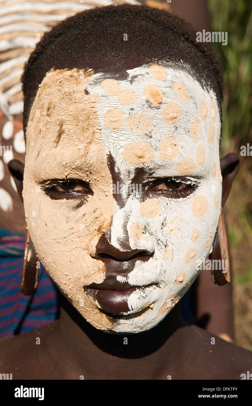 Lifestyle surma tribe immagini e fotografie stock ad alta risoluzione ...