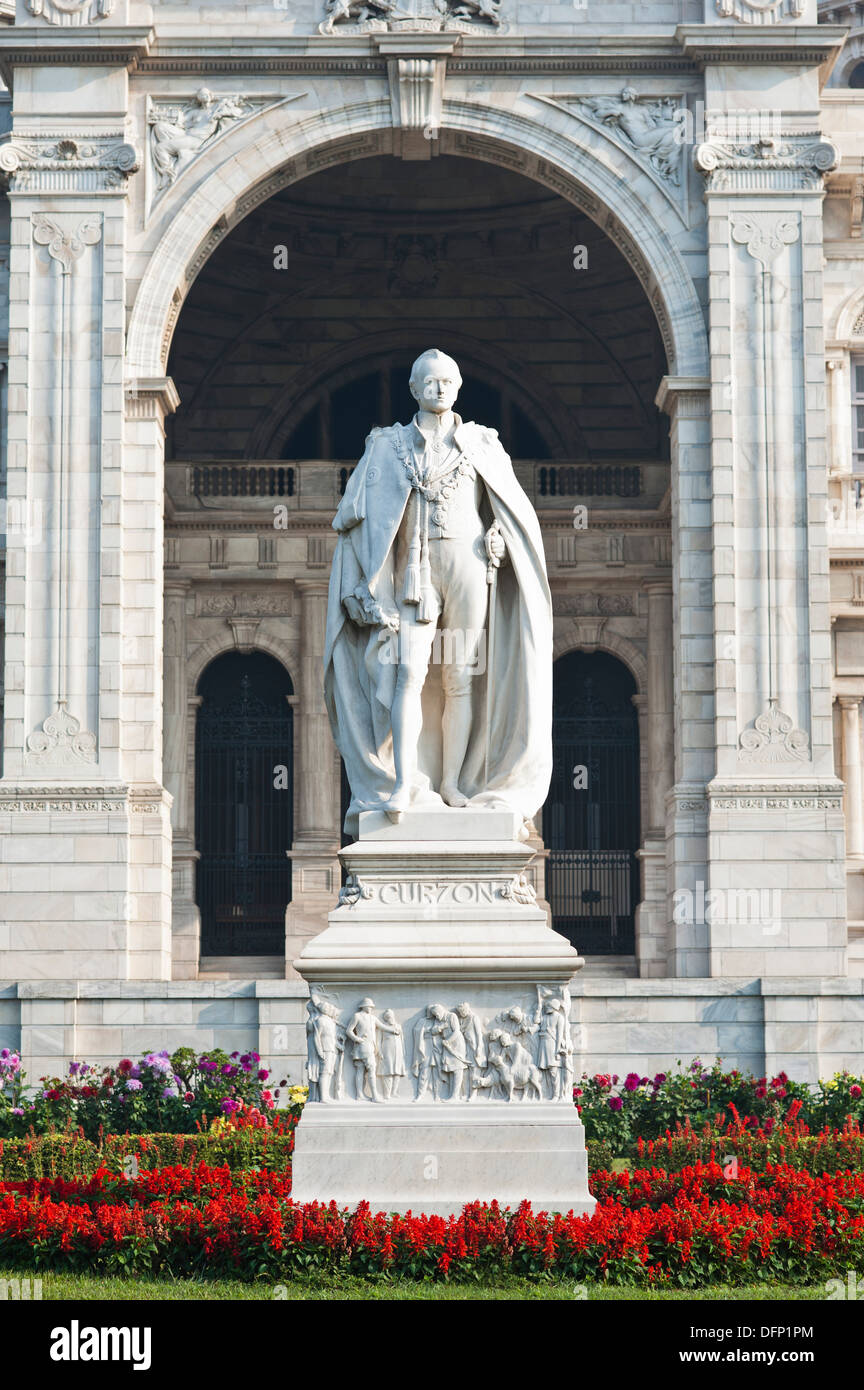 Statua del signore Curzon davanti a un monumento, Victoria Memorial ...