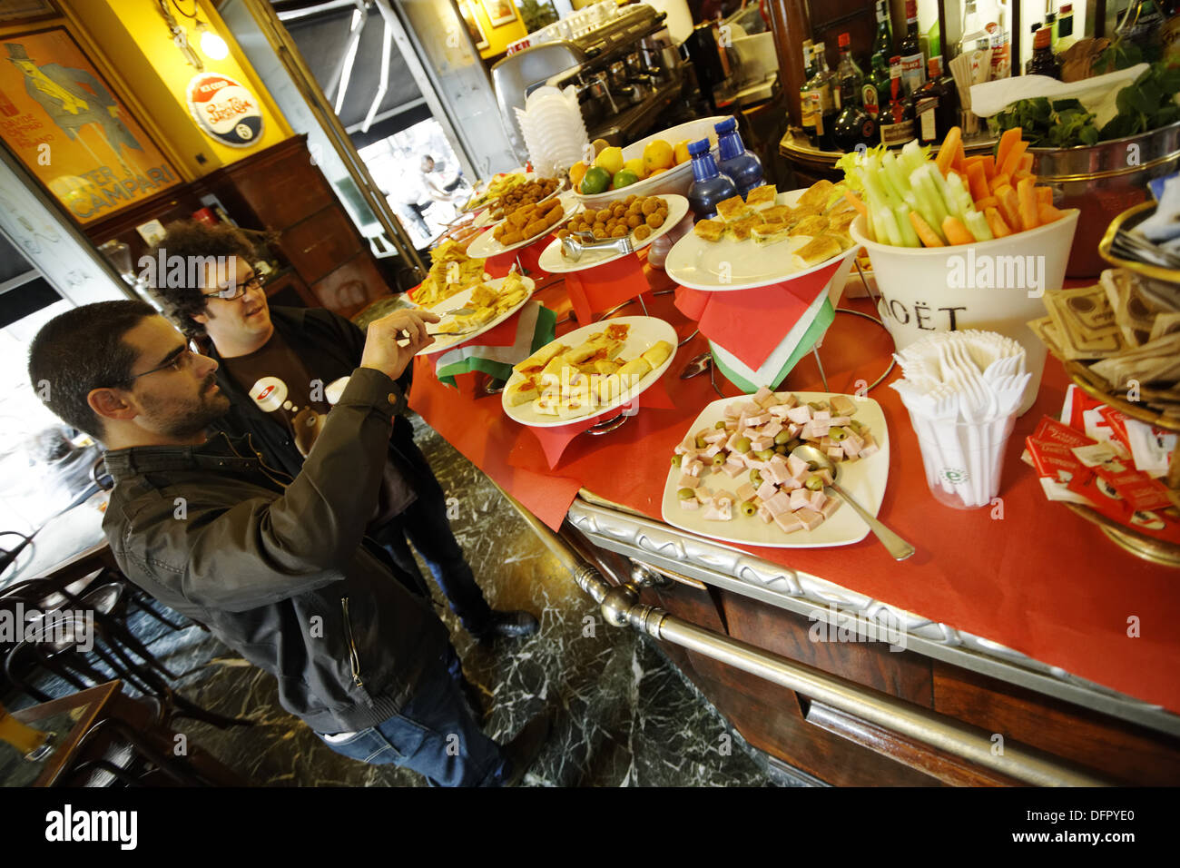 L'Italia, Lombardia, Milano, Bar Magenta, aperitivo Foto stock - Alamy
