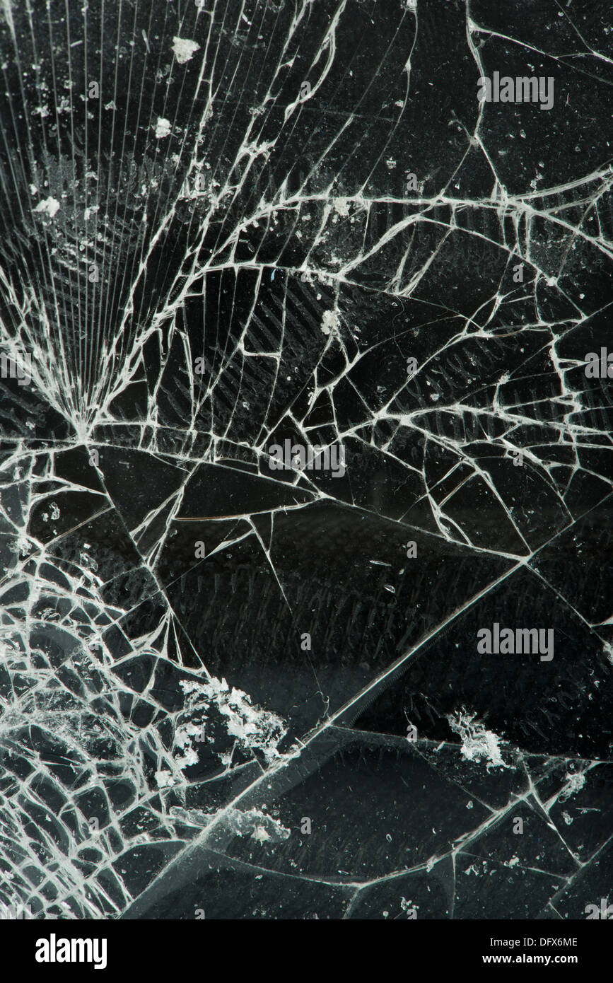 Vetro frantumato dalla pallottola immagini e fotografie stock ad alta ...