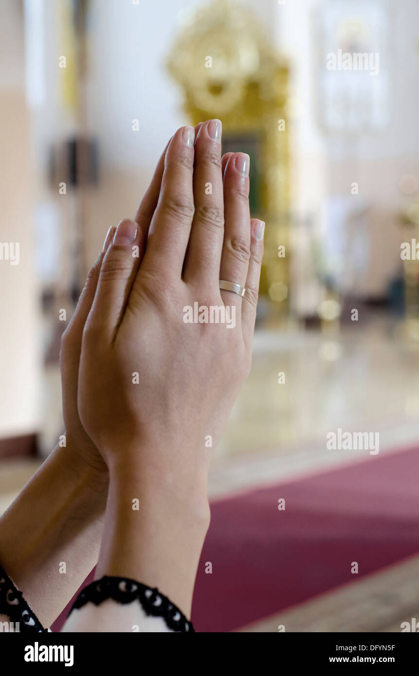 Mani incrociate immagini e fotografie stock ad alta risoluzione - Alamy