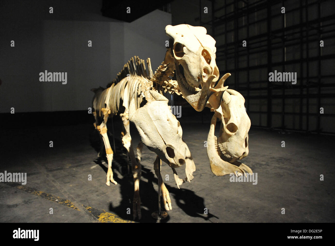 Mostro a tre teste immagini e fotografie stock ad alta risoluzione - Alamy