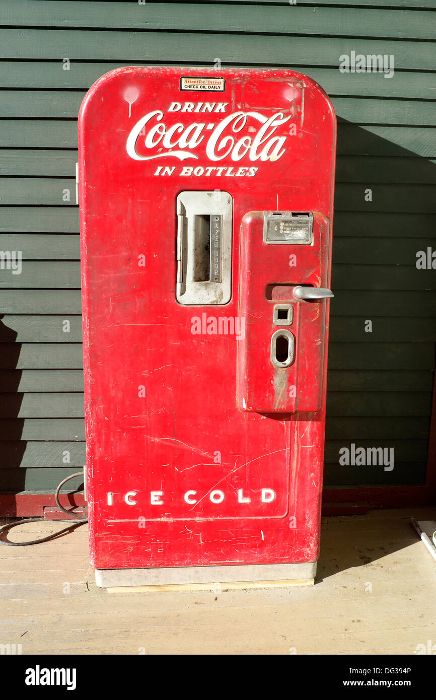 Vecchie bottiglie di coca cola immagini e fotografie stock ad alta ...