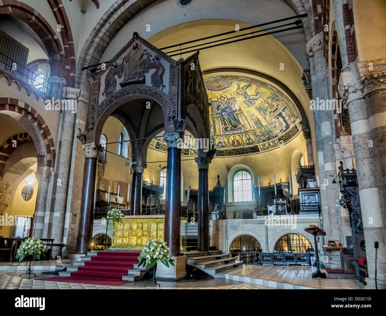 Altare nella Basilica di Sant Ambrogio, Milano, Lombardia, Italia Foto ...