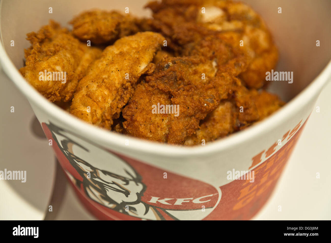 Bucket of fried chicken immagini e fotografie stock ad alta risoluzione ...