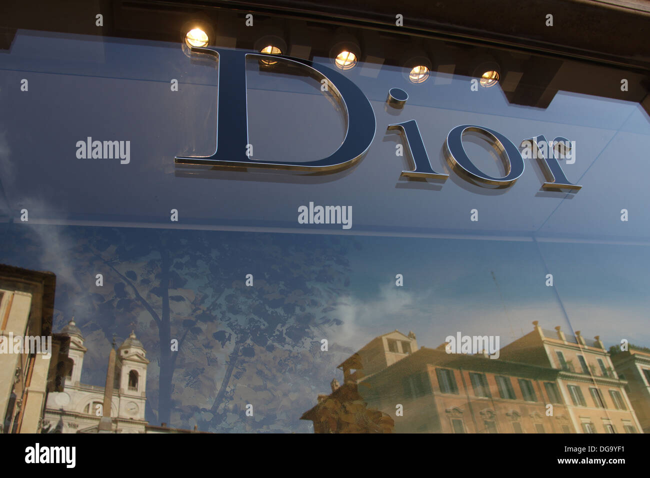 Piazza di spagna dior shop window immagini e fotografie stock ad alta ...