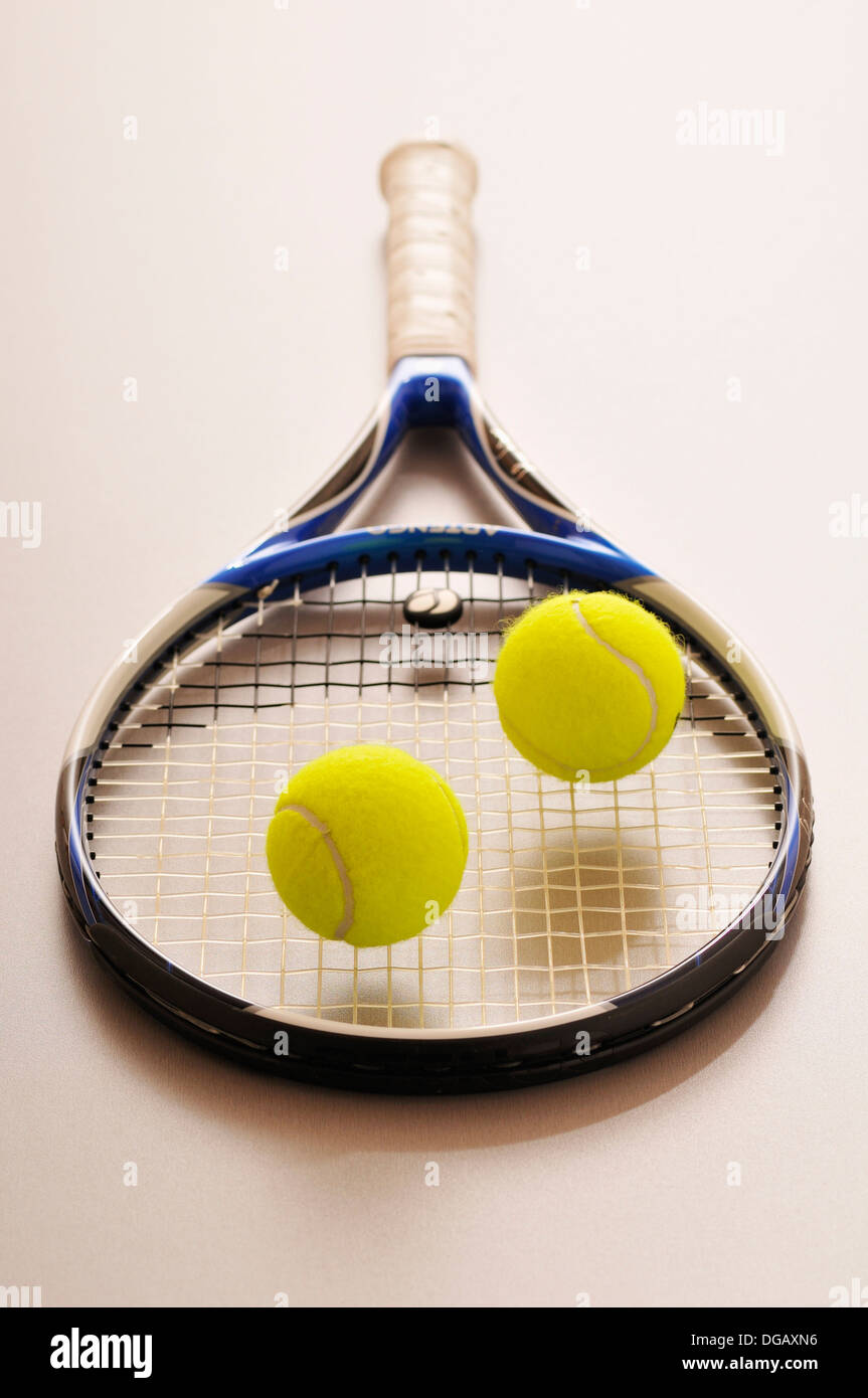 Natura morta di palline da tennis e una racchetta immagini e fotografie ...