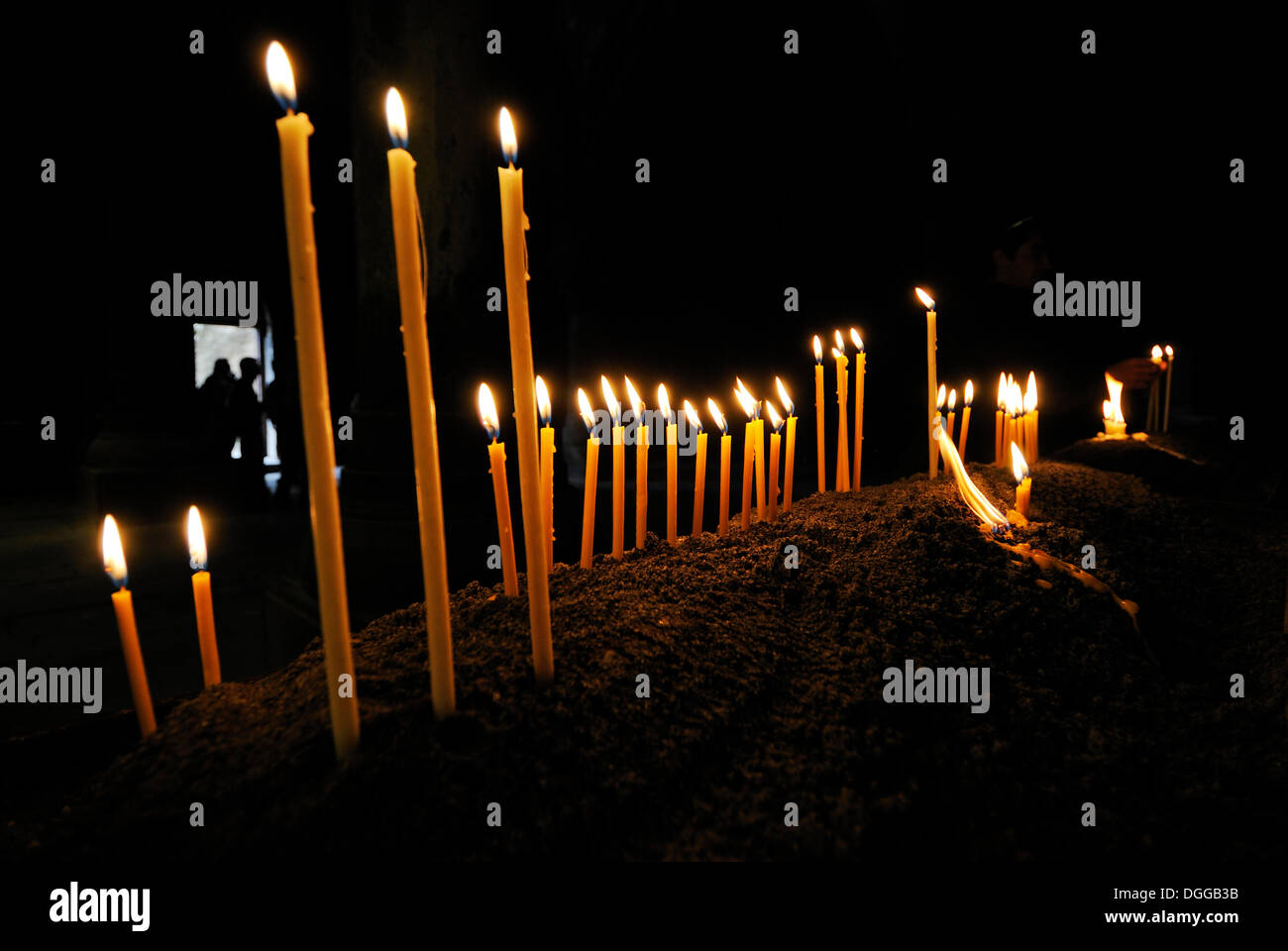 Candele accese nella chiesa armena ortodossa al Monastero di Geghard ...
