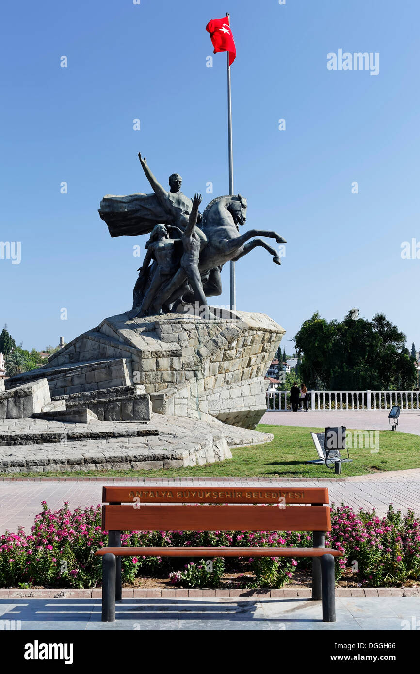 Statua di Mustafa Kemal Ataturk con bandiera turca, centro storico ...