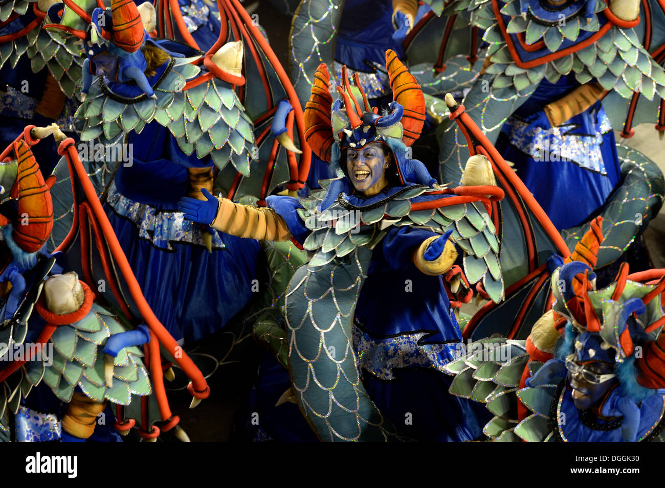 Persone vestite in costumi fantasiosi immagini e fotografie stock ad ...