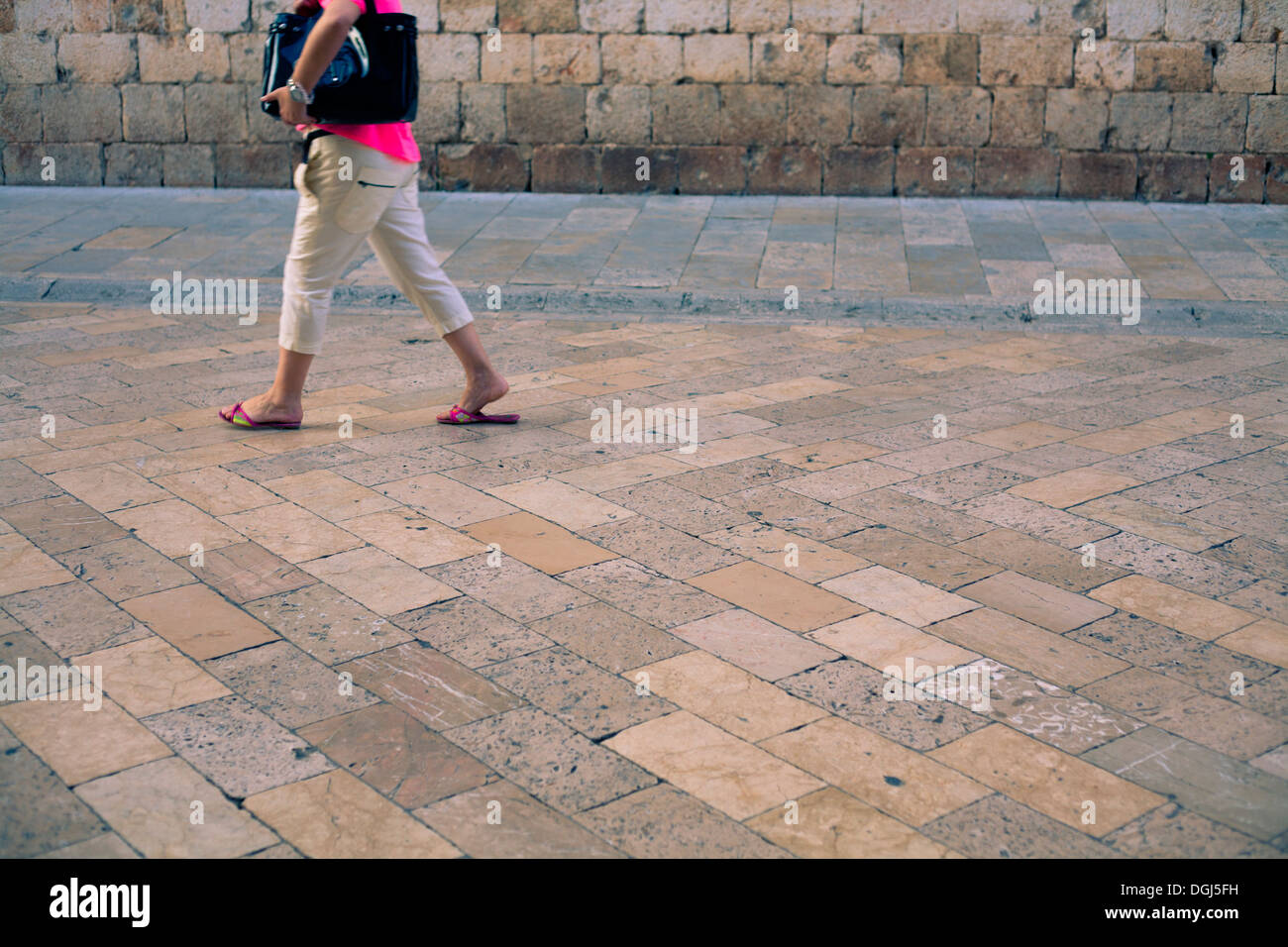 Donna che cammina da sola per strada immagini e fotografie stock ad ...