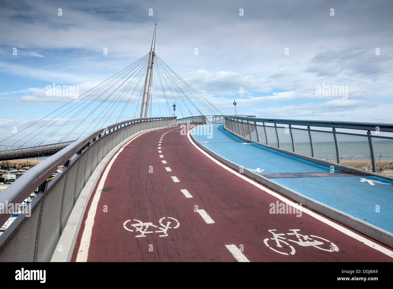 Ciclabile pedonale ponte pescara immagini e fotografie stock ad alta ...