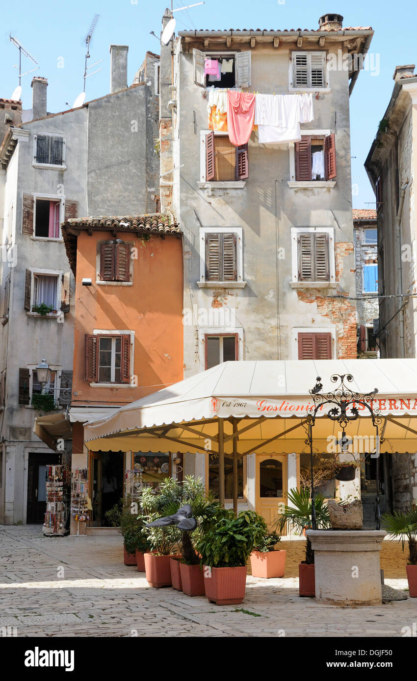 Piazza nel centro storico della città di Rovigno, Croazia, Europa Foto ...
