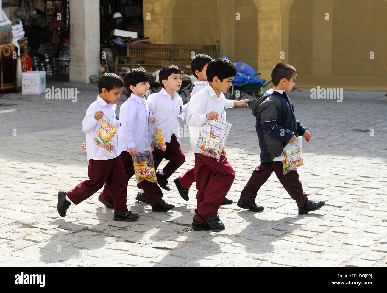 La scuola dei bambini che indossano uniformi scolastiche, Doha, Qatar ...