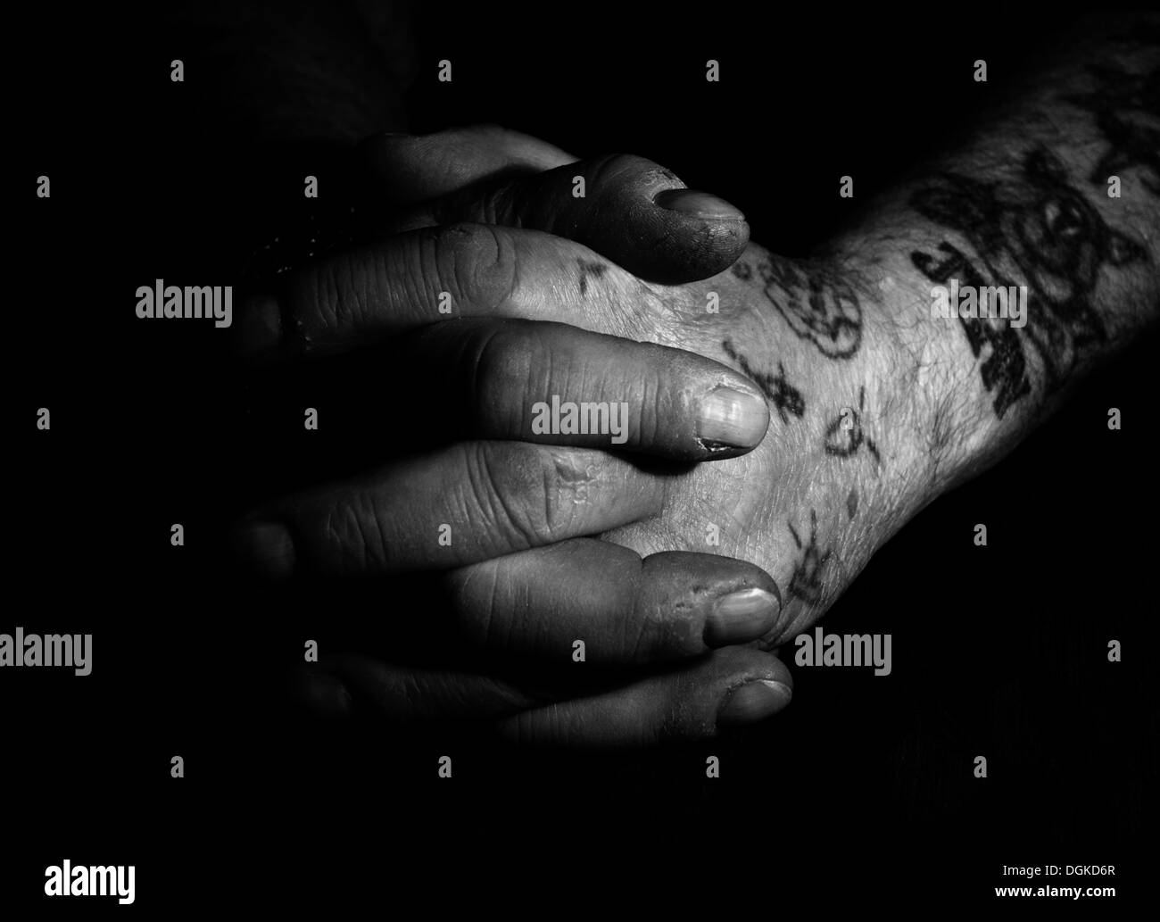 Mani giunte bianco nero immagini e fotografie stock ad alta risoluzione ...