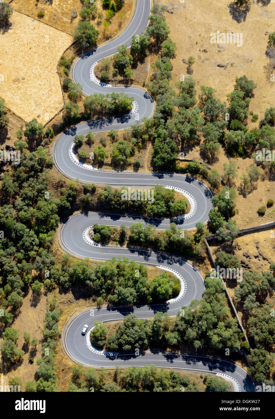 Winding road aerial immagini e fotografie stock ad alta risoluzione - Alamy